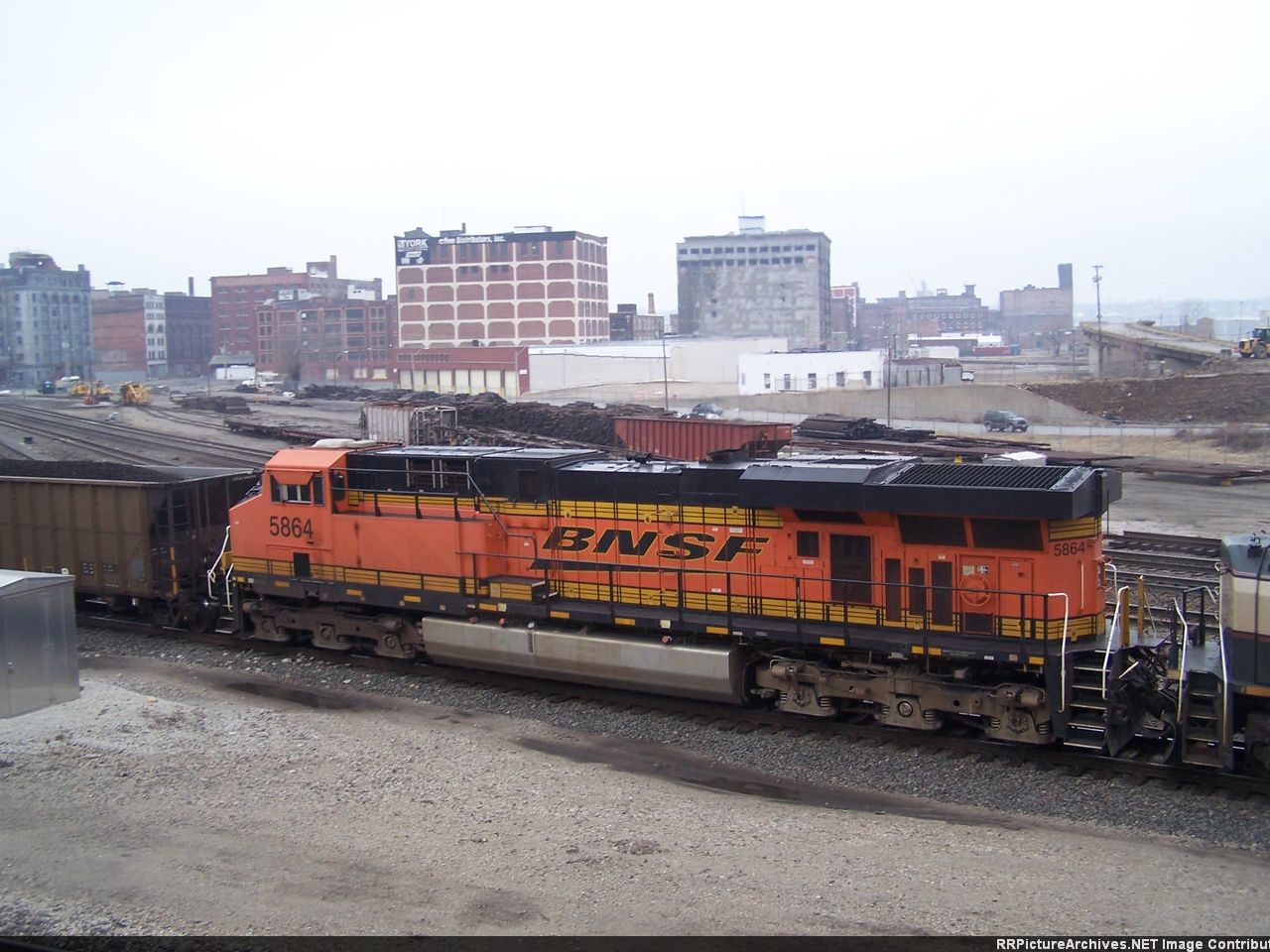 BNSF 5864